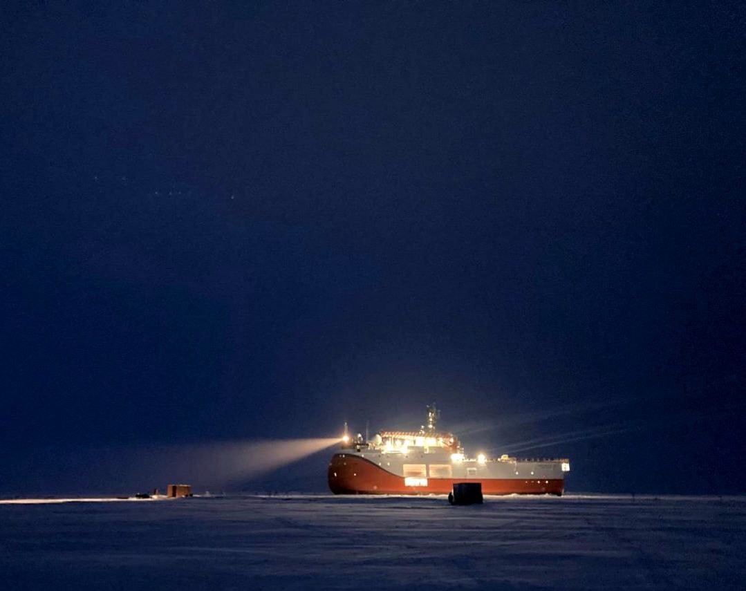 На дрейфующую станцию «Северный полюс-41» доставили посылки, подарки и поздравления со всех ...